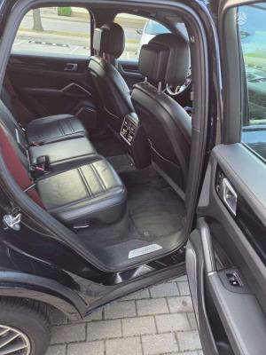Black Porsche Cayenne 2018 in Kaisiadorys, with an engine capacity of 2.89 L and mileage of 184 thousand km for 40000 €, photo 9 on AUTOMOTO.COM.LV