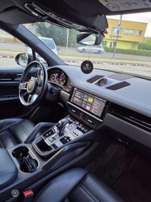 Black Porsche Cayenne 2018 in Kaisiadorys, with an engine capacity of 2.89 L and mileage of 184 thousand km for 40000 €, photo 10 on AUTOMOTO.COM.LV