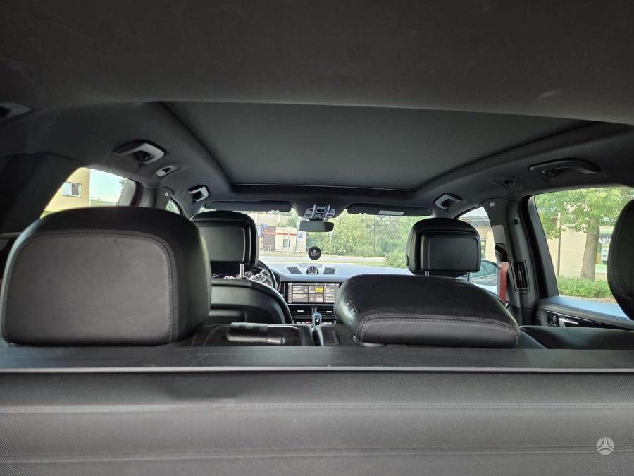 Black Porsche Cayenne 2018 in Kaisiadorys, with an engine capacity of 2.89 L and mileage of 184 thousand km for 40000 €, photo 13 on AUTOMOTO.COM.LV