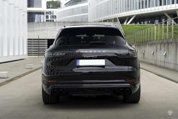 Black Porsche Cayenne 2018 in Vilnius, with an engine capacity of 2.89 L and mileage of 80 thousand km for 49500 €, photo 4 on AUTOMOTO.COM.LV