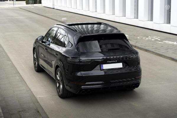 Black Porsche Cayenne 2018 in Vilnius, with an engine capacity of 2.89 L and mileage of 80 thousand km for 49500 €, photo 9 on AUTOMOTO.COM.LV