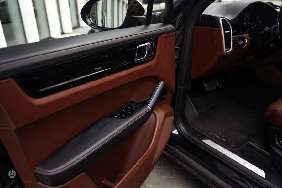 Melns Porsche Cayenne 2018 Viļņa, ar dzinēja tilpumu 2.89 L un nobraukumu 80 tūkst. km par 49500 €, foto 36 vietnē AUTOMOTO.COM.LV