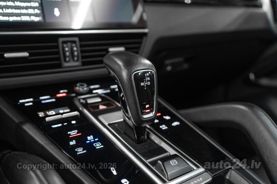 Black Porsche Cayenne 2018 in Riga, with an engine capacity of 2.90 L and mileage of 112 thousand km for 46000 €, photo 29 on AUTOMOTO.COM.LV