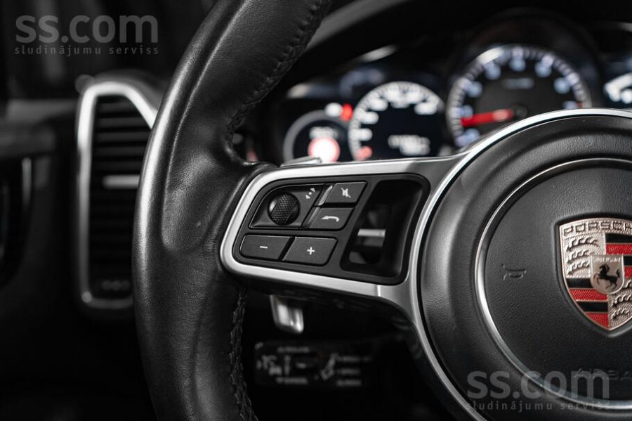 Black Porsche Cayenne 2018 in Riga, with an engine capacity of 2.90 L and mileage of 112 thousand km for 46000 €, photo 22 on AUTOMOTO.COM.LV