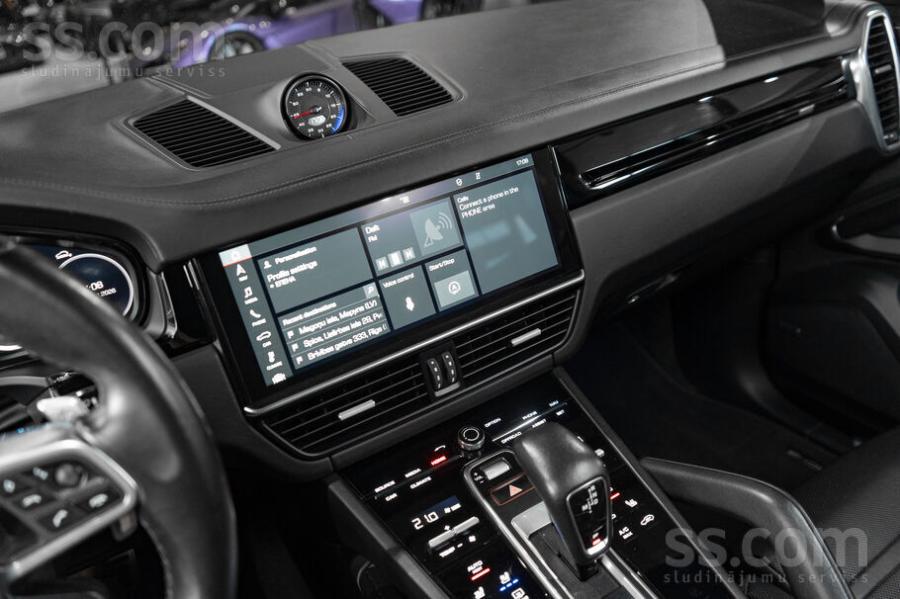 Black Porsche Cayenne 2018 in Riga, with an engine capacity of 2.90 L and mileage of 112 thousand km for 46000 €, photo 25 on AUTOMOTO.COM.LV