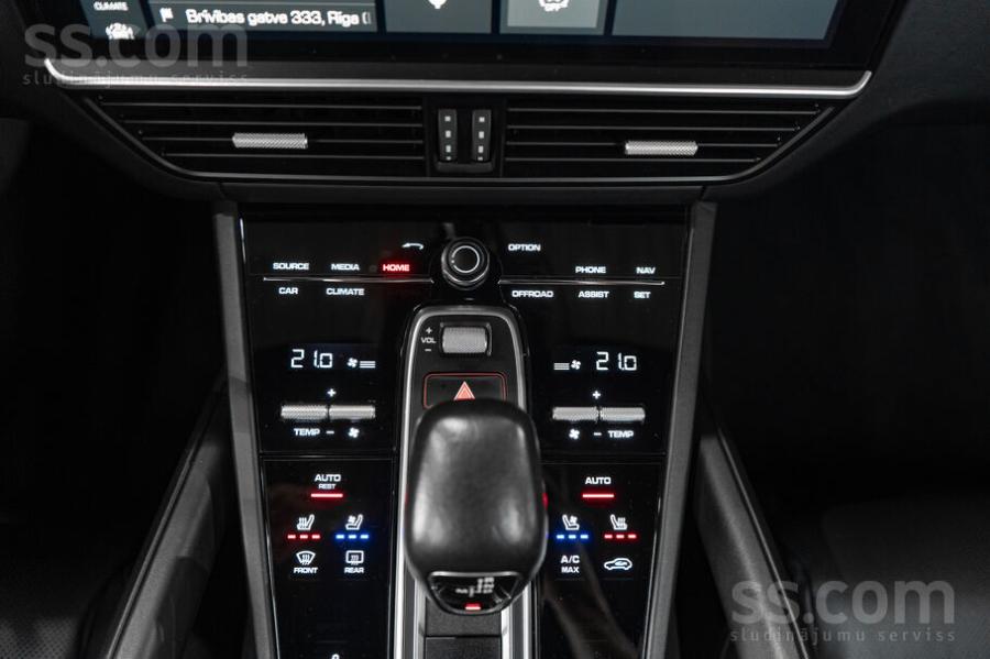 Black Porsche Cayenne 2018 in Riga, with an engine capacity of 2.90 L and mileage of 112 thousand km for 46000 €, photo 27 on AUTOMOTO.COM.LV