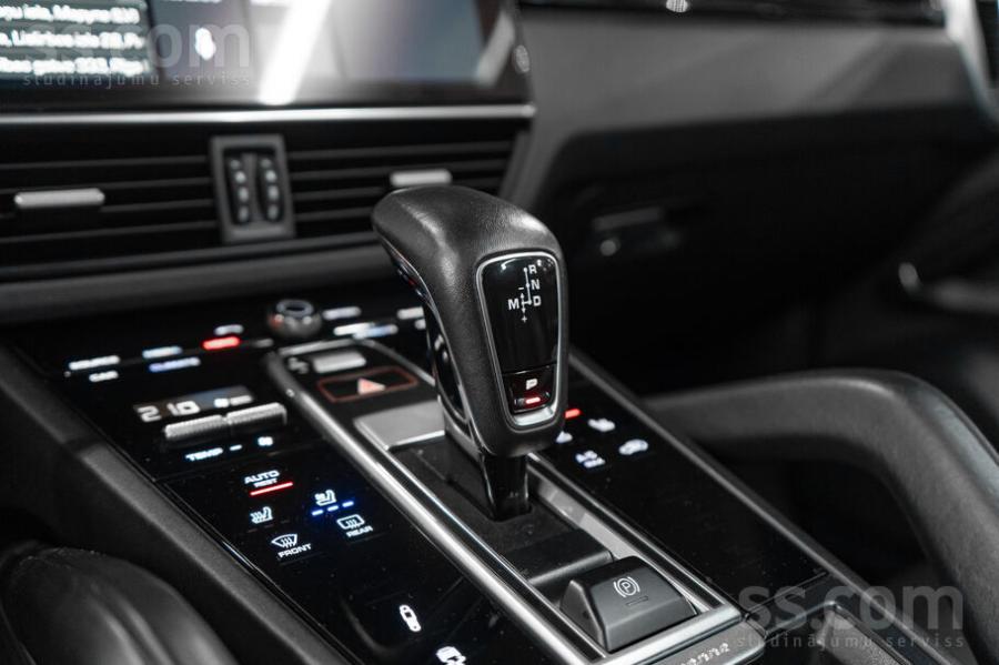 Black Porsche Cayenne 2018 in Riga, with an engine capacity of 2.90 L and mileage of 112 thousand km for 46000 €, photo 29 on AUTOMOTO.COM.LV