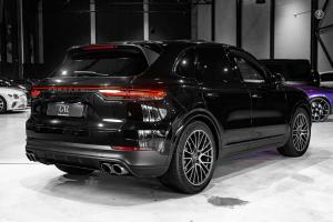 Black Porsche Cayenne 2018 in Riga, with an engine capacity of 2.89 L and mileage of 112 thousand km for 46000 €, photo 5 on AUTOMOTO.COM.LV