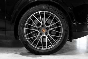 Black Porsche Cayenne 2018 in Riga, with an engine capacity of 2.89 L and mileage of 112 thousand km for 46000 €, photo 8 on AUTOMOTO.COM.LV