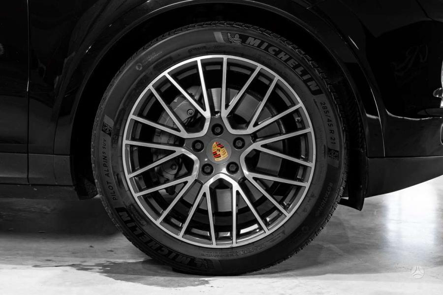 Black Porsche Cayenne 2018 in Riga, with an engine capacity of 2.89 L and mileage of 112 thousand km for 46000 €, photo 8 on AUTOMOTO.COM.LV