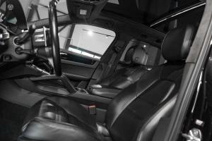 Black Porsche Cayenne 2018 in Riga, with an engine capacity of 2.89 L and mileage of 112 thousand km for 46000 €, photo 9 on AUTOMOTO.COM.LV