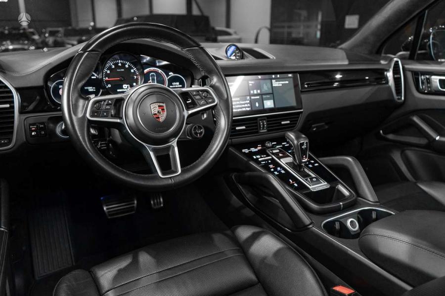 Black Porsche Cayenne 2018 in Riga, with an engine capacity of 2.89 L and mileage of 112 thousand km for 46000 €, photo 10 on AUTOMOTO.COM.LV