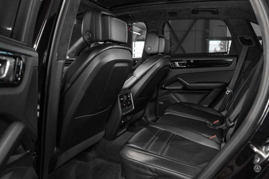 Black Porsche Cayenne 2018 in Riga, with an engine capacity of 2.89 L and mileage of 112 thousand km for 46000 €, photo 13 on AUTOMOTO.COM.LV
