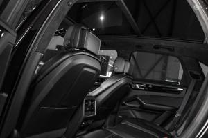 Black Porsche Cayenne 2018 in Riga, with an engine capacity of 2.89 L and mileage of 112 thousand km for 46000 €, photo 14 on AUTOMOTO.COM.LV