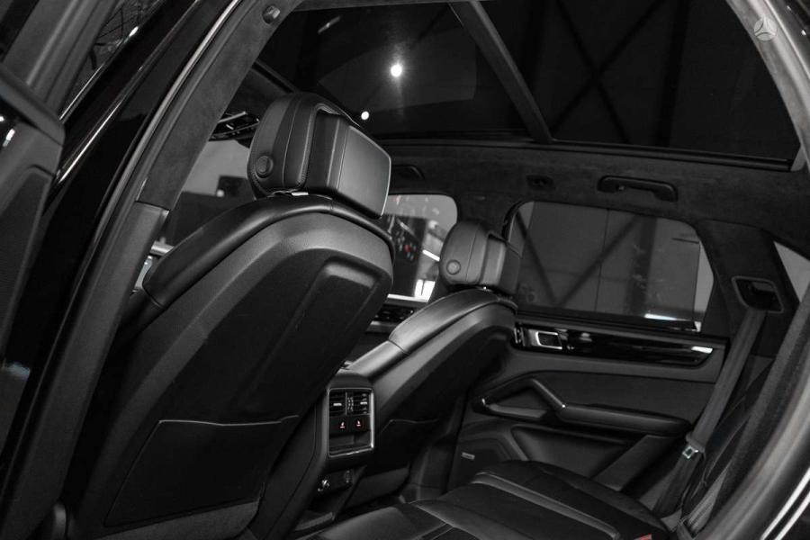 Black Porsche Cayenne 2018 in Riga, with an engine capacity of 2.89 L and mileage of 112 thousand km for 46000 €, photo 14 on AUTOMOTO.COM.LV
