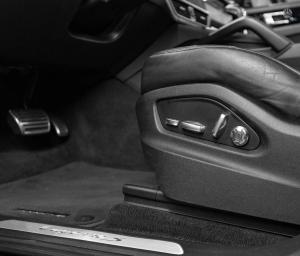 Black Porsche Cayenne 2018 in Riga, with an engine capacity of 2.89 L and mileage of 112 thousand km for 46000 €, photo 19 on AUTOMOTO.COM.LV
