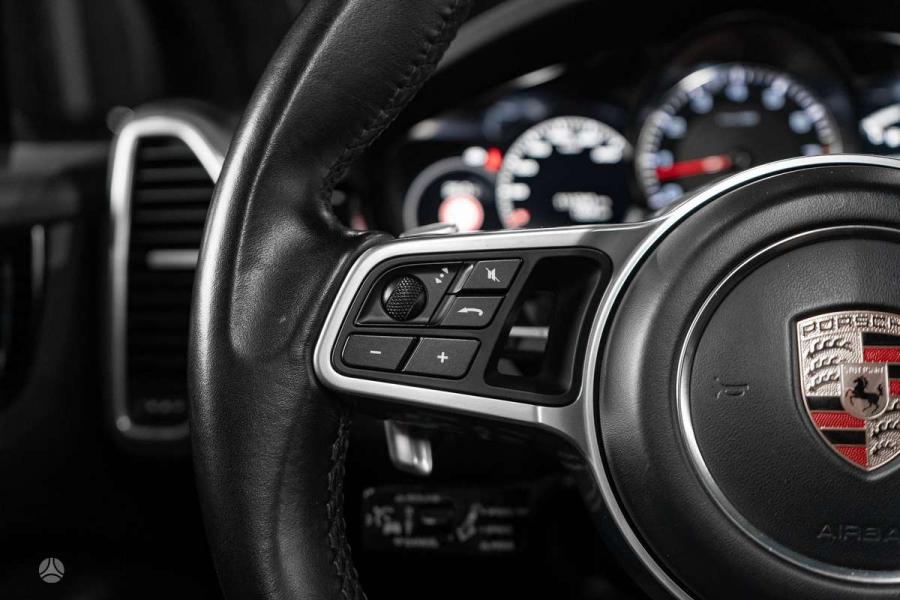 Black Porsche Cayenne 2018 in Riga, with an engine capacity of 2.89 L and mileage of 112 thousand km for 46000 €, photo 23 on AUTOMOTO.COM.LV
