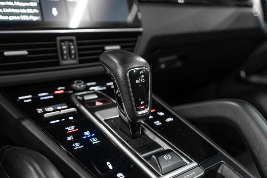 Black Porsche Cayenne 2018 in Riga, with an engine capacity of 2.89 L and mileage of 112 thousand km for 46000 €, photo 30 on AUTOMOTO.COM.LV