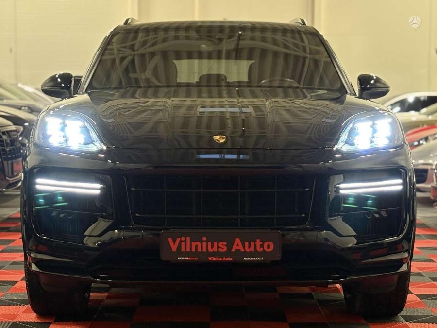 Black Porsche Cayenne 2019 in Vilnius, with an engine capacity of 3.00 L and mileage of 182 thousand km for 49900 €, photo 2 on AUTOMOTO.COM.LV