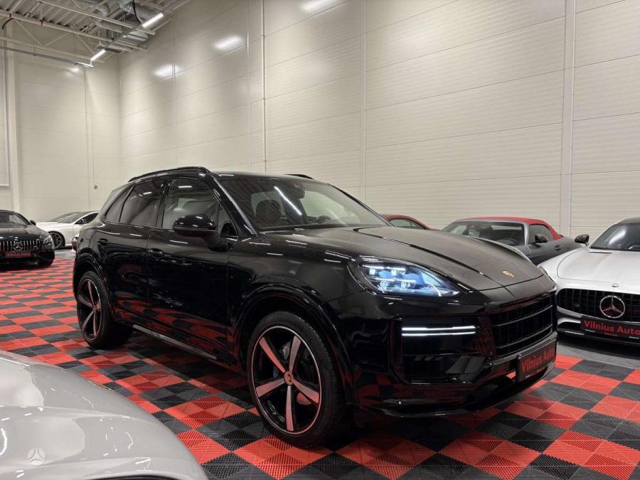 Black Porsche Cayenne 2019 in Vilnius, with an engine capacity of 3.00 L and mileage of 182 thousand km for 49900 €, photo 3 on AUTOMOTO.COM.LV