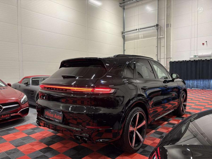 Black Porsche Cayenne 2019 in Vilnius, with an engine capacity of 3.00 L and mileage of 182 thousand km for 49900 €, photo 4 on AUTOMOTO.COM.LV