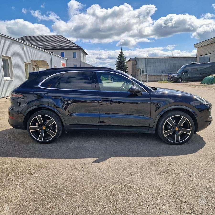 Melns Porsche Cayenne 2019 Tauragė, ar dzinēja tilpumu 3.00 L un nobraukumu 8 tūkst. km par 54000 €, foto 5 vietnē AUTOMOTO.COM.LV
