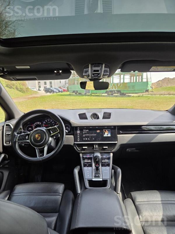 Black Porsche Cayenne 2019 in Riga, with an engine capacity of 3.00 L and mileage of 177 thousand km for 43000 €, photo 5 on AUTOMOTO.COM.LV