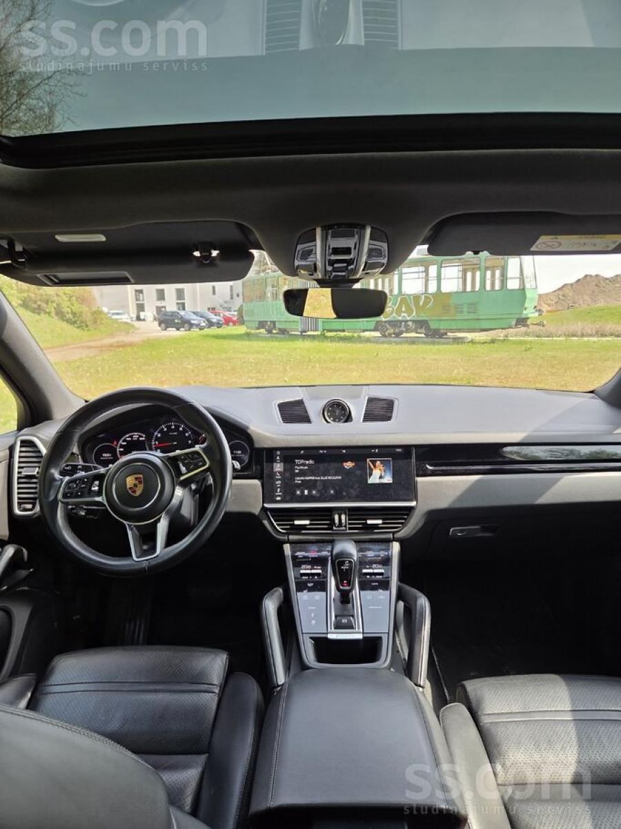 Black Porsche Cayenne 2019 in Riga, with an engine capacity of 3.00 L and mileage of 177 thousand km for 43000 €, photo 6 on AUTOMOTO.COM.LV