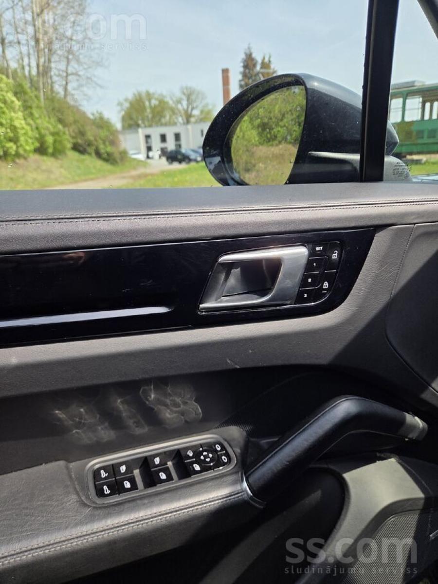 Black Porsche Cayenne 2019 in Riga, with an engine capacity of 3.00 L and mileage of 177 thousand km for 43000 €, photo 9 on AUTOMOTO.COM.LV