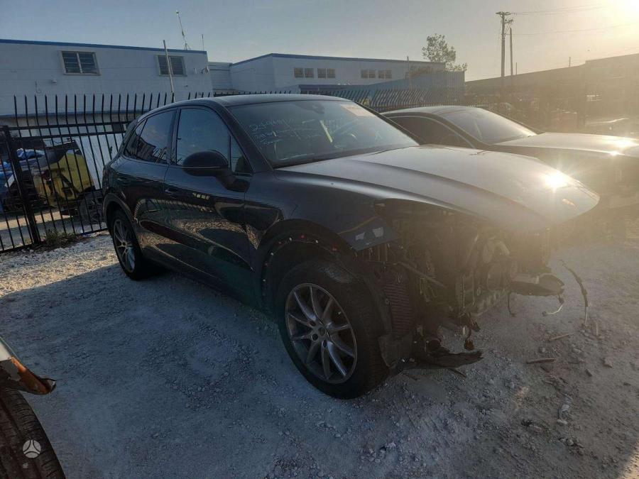Black Porsche Cayenne 2019 in Kaunas, with an engine capacity of 3.00 L and mileage of 104 thousand km for 17500 €, photo 5 on AUTOMOTO.COM.LV