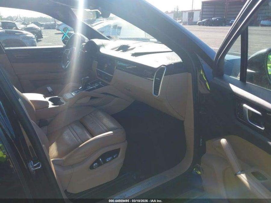 Black Porsche Cayenne 2019 in Kaunas, with an engine capacity of 3.00 L and mileage of 104 thousand km for 17500 €, photo 10 on AUTOMOTO.COM.LV