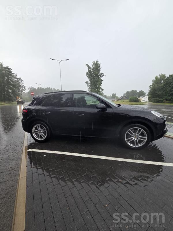 Black Porsche Cayenne 2019 in Riga, with an engine capacity of 3.00 L and mileage of 178 thousand km for 40000 €, photo 4 on AUTOMOTO.COM.LV