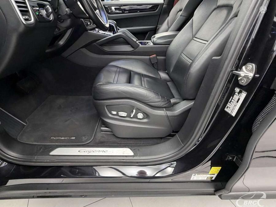 Melns Porsche Cayenne 2019 Viļņa, ar dzinēja tilpumu 3.00 L un nobraukumu 85 tūkst. km par 39000 €, foto 26 vietnē AUTOMOTO.COM.LV