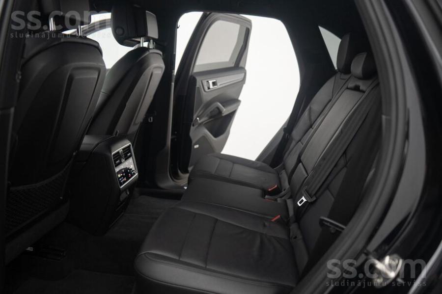Black Porsche Cayenne 2019 in Tallinn, with an engine capacity of 3.00 L and mileage of 160 thousand km for 39899 €, photo 11 on AUTOMOTO.COM.LV