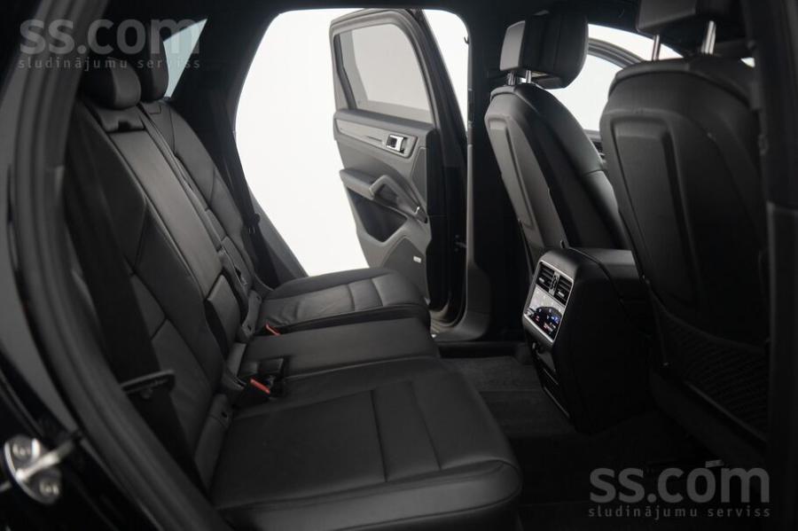 Black Porsche Cayenne 2019 in Tallinn, with an engine capacity of 3.00 L and mileage of 160 thousand km for 39899 €, photo 12 on AUTOMOTO.COM.LV