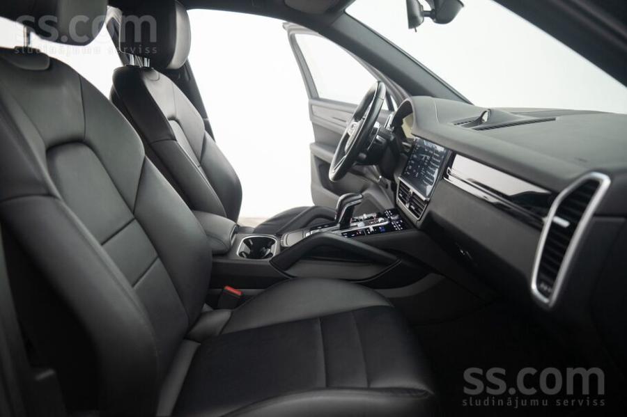 Black Porsche Cayenne 2019 in Tallinn, with an engine capacity of 3.00 L and mileage of 160 thousand km for 39899 €, photo 13 on AUTOMOTO.COM.LV