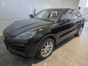 Black Porsche Cayenne 2019 in Kaunas, with an engine capacity of 3.00 L and mileage of 160 thousand km for 26000 €, photo 3 on AUTOMOTO.COM.LV