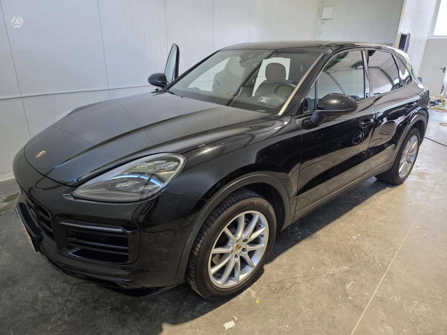 Black Porsche Cayenne 2019 in Kaunas, with an engine capacity of 3.00 L and mileage of 160 thousand km for 26000 €, photo 3 on AUTOMOTO.COM.LV