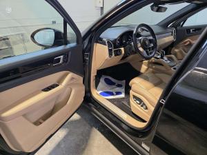 Black Porsche Cayenne 2019 in Kaunas, with an engine capacity of 3.00 L and mileage of 160 thousand km for 26000 €, photo 5 on AUTOMOTO.COM.LV