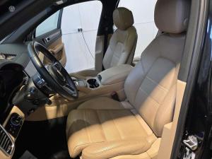 Black Porsche Cayenne 2019 in Kaunas, with an engine capacity of 3.00 L and mileage of 160 thousand km for 26000 €, photo 6 on AUTOMOTO.COM.LV