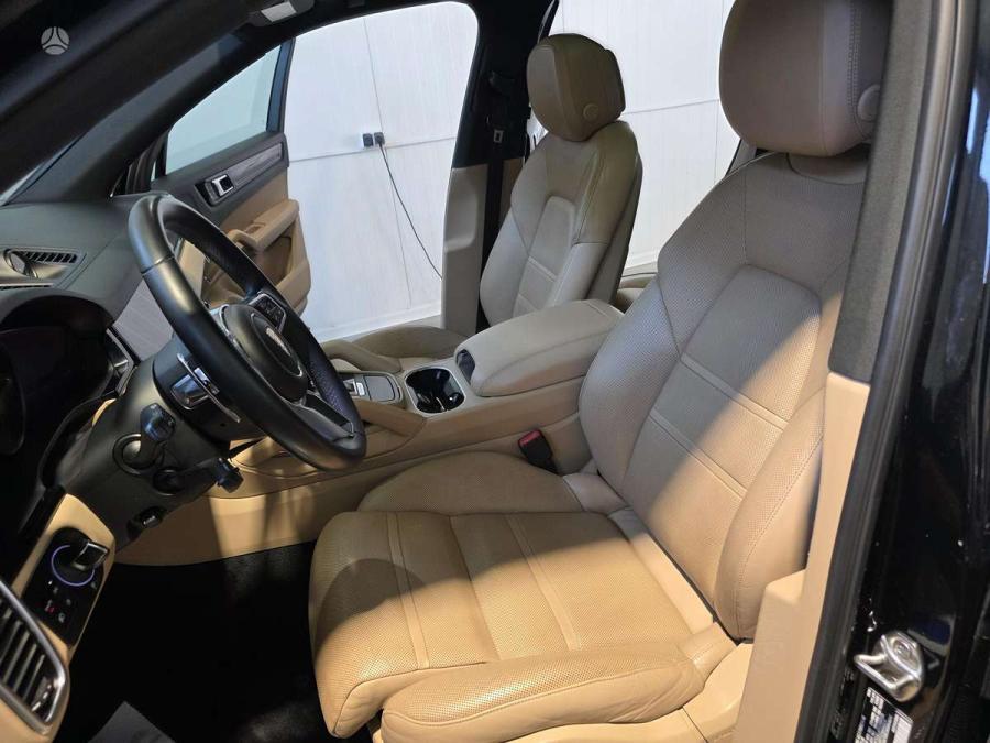 Black Porsche Cayenne 2019 in Kaunas, with an engine capacity of 3.00 L and mileage of 160 thousand km for 26000 €, photo 6 on AUTOMOTO.COM.LV
