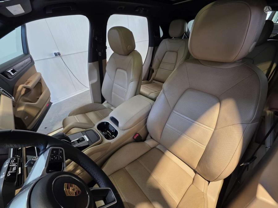 Black Porsche Cayenne 2019 in Kaunas, with an engine capacity of 3.00 L and mileage of 160 thousand km for 26000 €, photo 7 on AUTOMOTO.COM.LV
