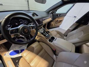 Black Porsche Cayenne 2019 in Kaunas, with an engine capacity of 3.00 L and mileage of 160 thousand km for 26000 €, photo 8 on AUTOMOTO.COM.LV