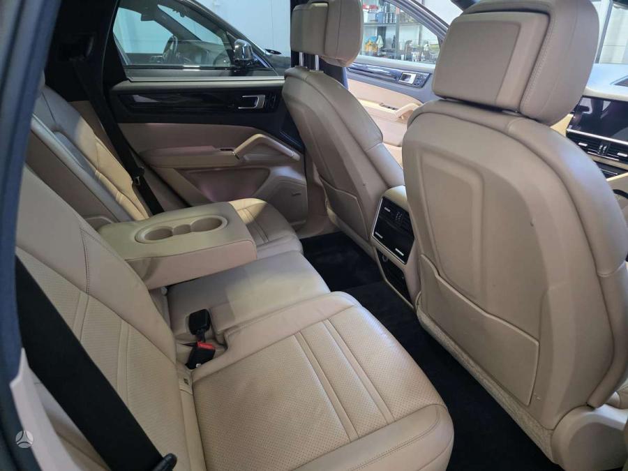 Black Porsche Cayenne 2019 in Kaunas, with an engine capacity of 3.00 L and mileage of 160 thousand km for 26000 €, photo 9 on AUTOMOTO.COM.LV