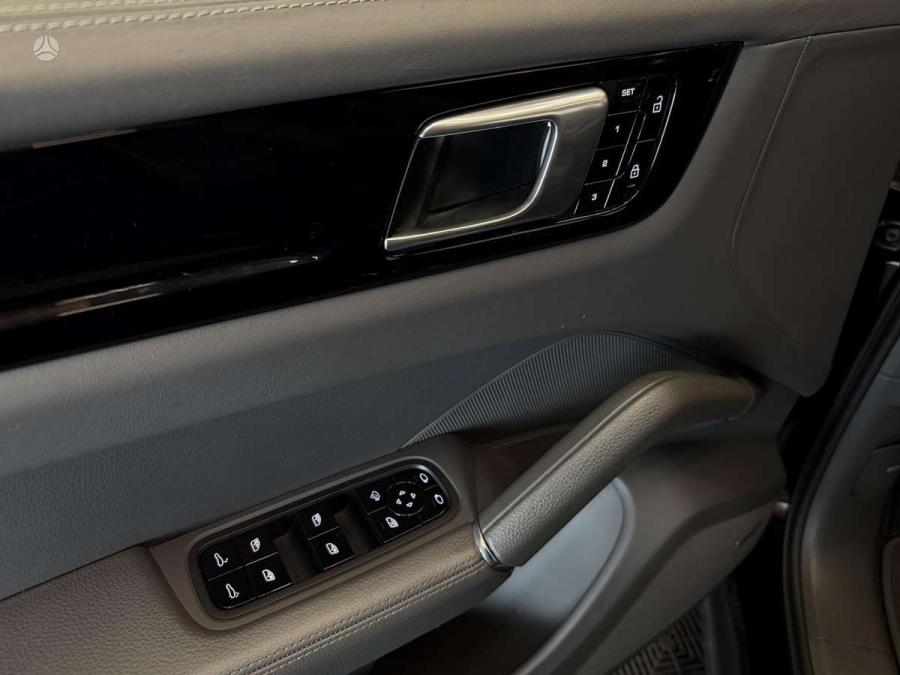 Melns Porsche Cayenne 2019 Kauņa, ar dzinēja tilpumu 2.89 L un nobraukumu 90 tūkst. km par 47990 €, foto 25 vietnē AUTOMOTO.COM.LV
