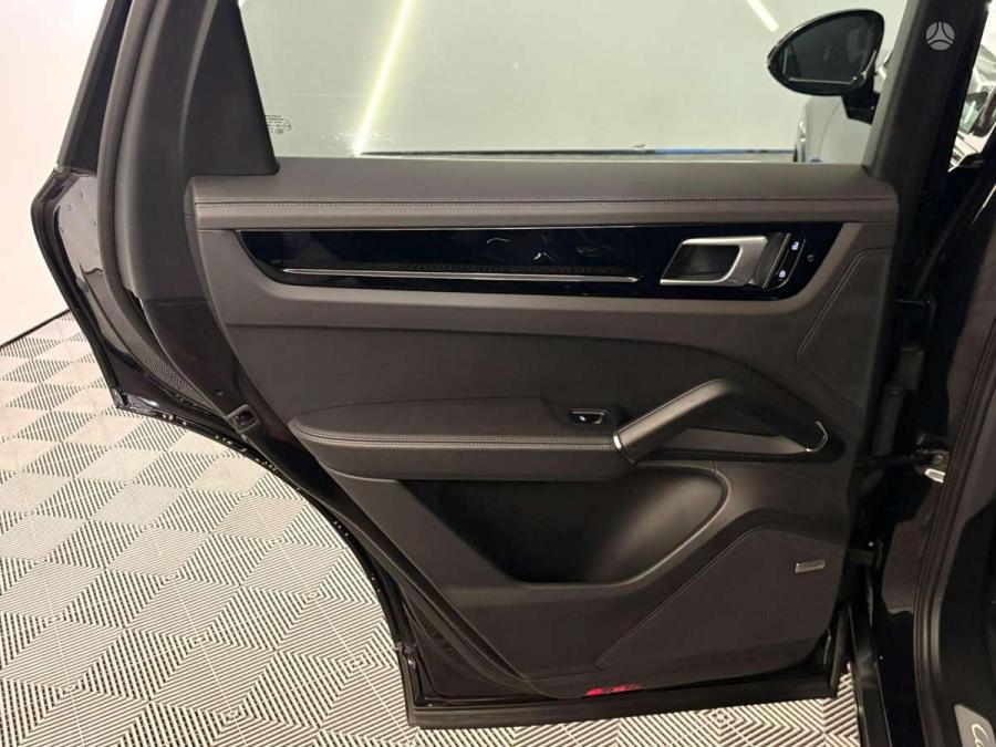 Melns Porsche Cayenne 2019 Marijampole, ar dzinēja tilpumu 3.00 L un nobraukumu 95 tūkst. km par 39999 €, foto 23 vietnē AUTOMOTO.COM.LV