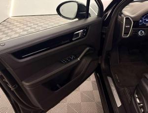 Melns Porsche Cayenne 2019 Marijampole, ar dzinēja tilpumu 3.00 L un nobraukumu 95 tūkst. km par 39999 €, foto 30 vietnē AUTOMOTO.COM.LV