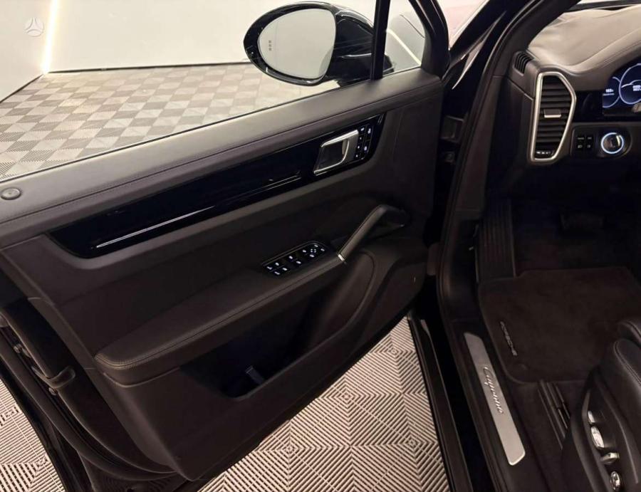 Melns Porsche Cayenne 2019 Marijampole, ar dzinēja tilpumu 3.00 L un nobraukumu 95 tūkst. km par 39999 €, foto 30 vietnē AUTOMOTO.COM.LV
