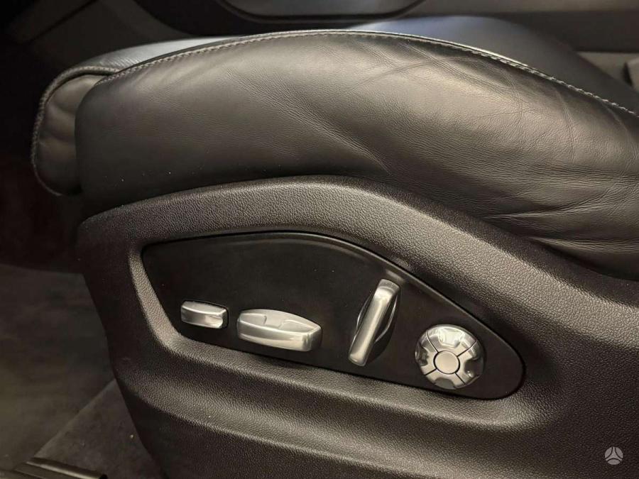 Melns Porsche Cayenne 2019 Marijampole, ar dzinēja tilpumu 3.00 L un nobraukumu 95 tūkst. km par 39999 €, foto 33 vietnē AUTOMOTO.COM.LV