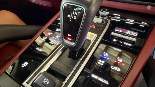 Melns Porsche Cayenne 2019 Klaipėda, ar dzinēja tilpumu 3.00 L un nobraukumu 162 tūkst. km par 37790 €, foto 10 vietnē AUTOMOTO.COM.LV